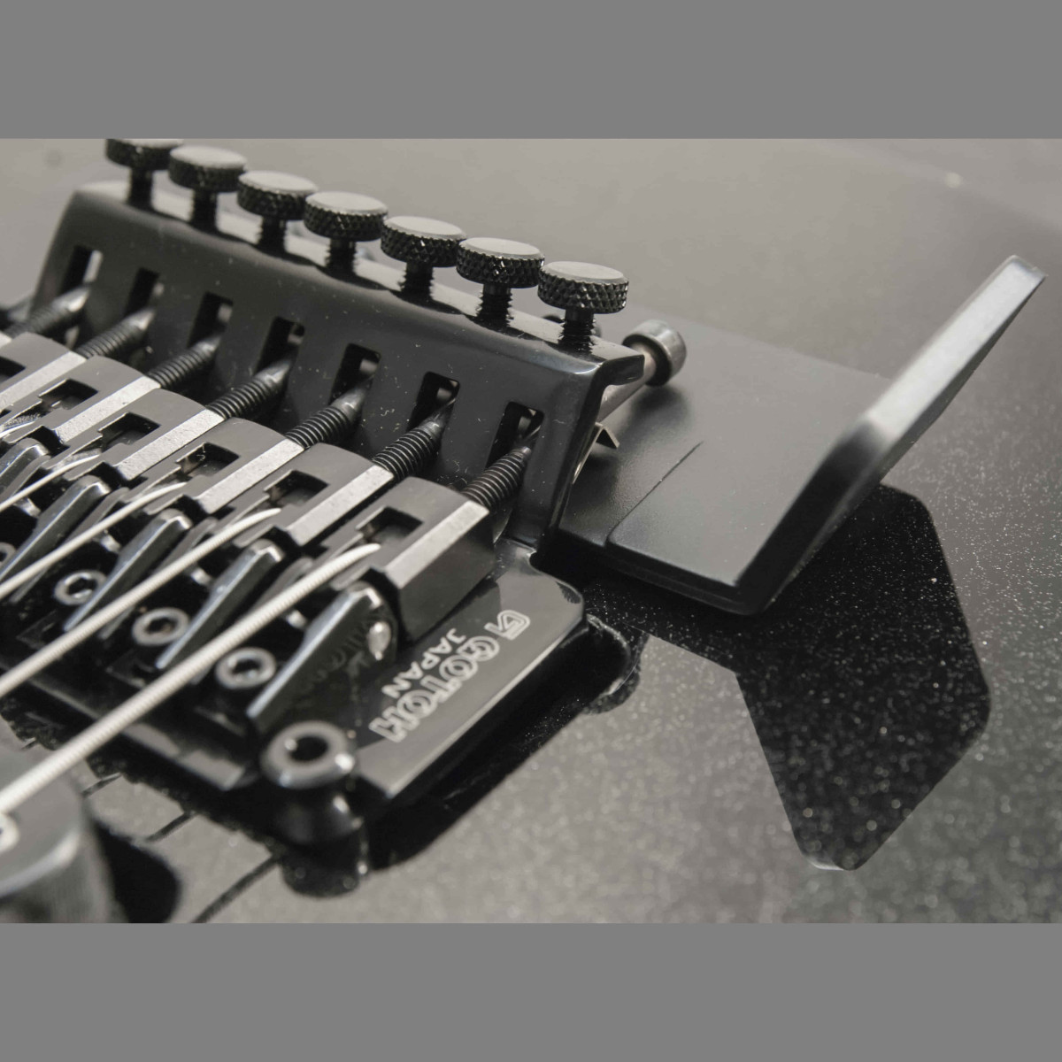 TREMBLOCK FOR FLOATING BRIDGE STRING CHANGING